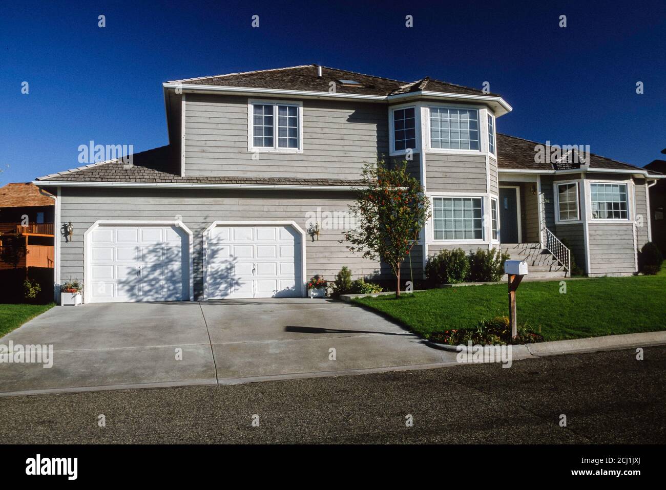 Two story home garage hi-res stock photography and images - Alamy