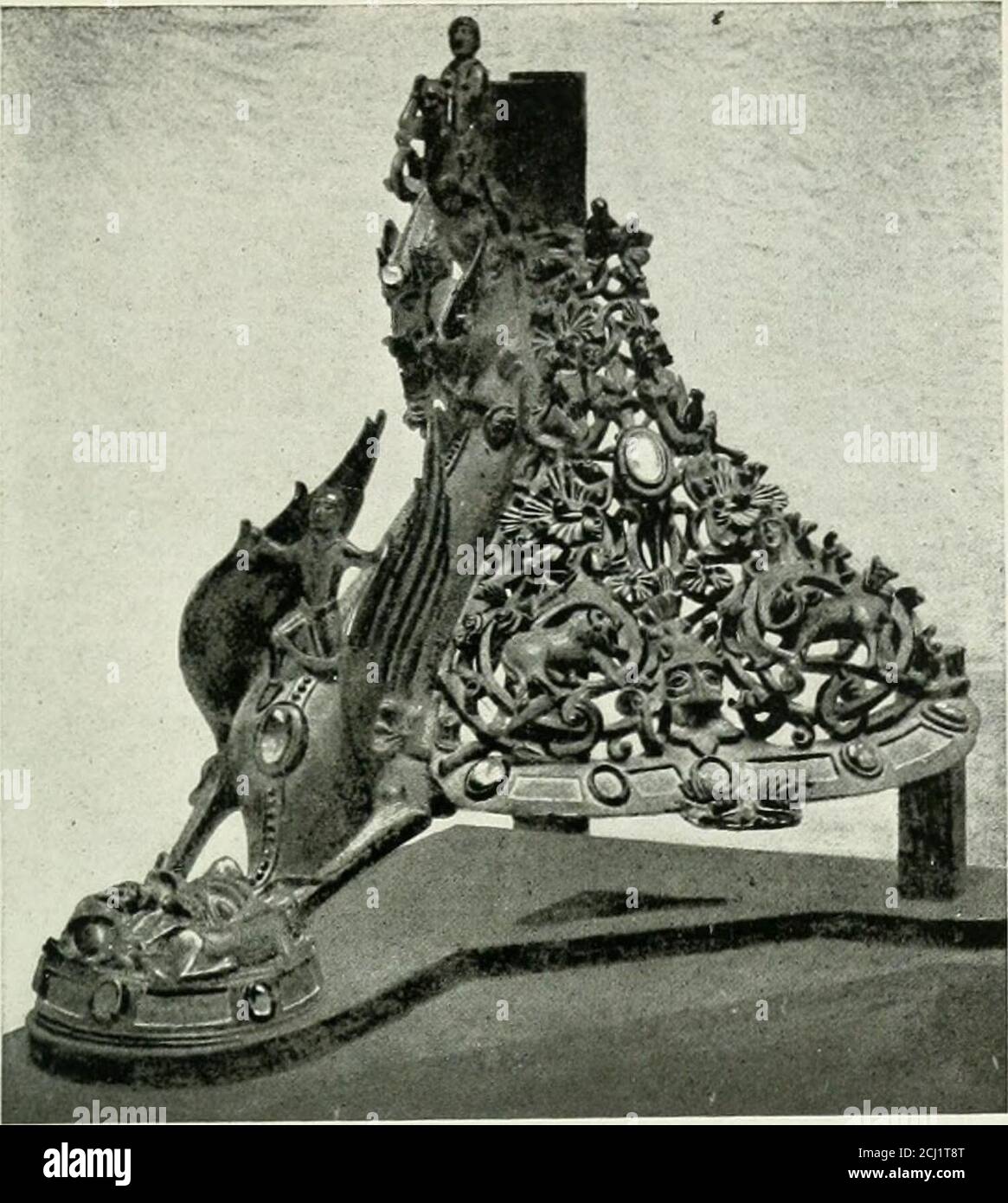 Triangular vaulting hi-res stock photography and images - Alamy