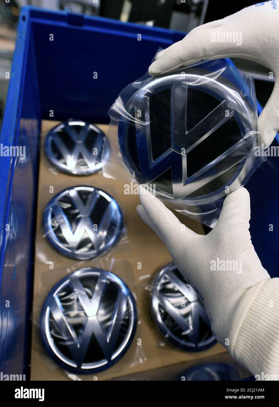 Vw logo production hi-res stock photography and images - Alamy