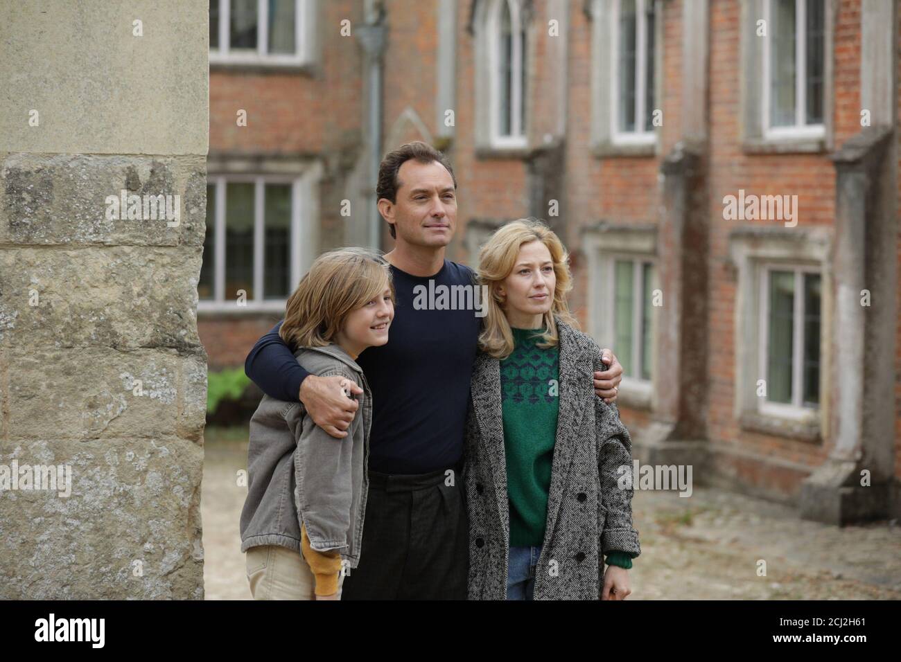 THE NEST, from left: Charlie Shotwell, Jude Law, Carrie Coon, 2020 ...