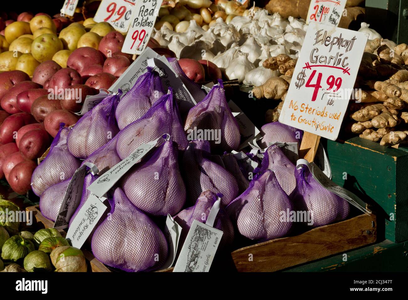 Garlic Display High Resolution Stock Photography and Images - Alamy