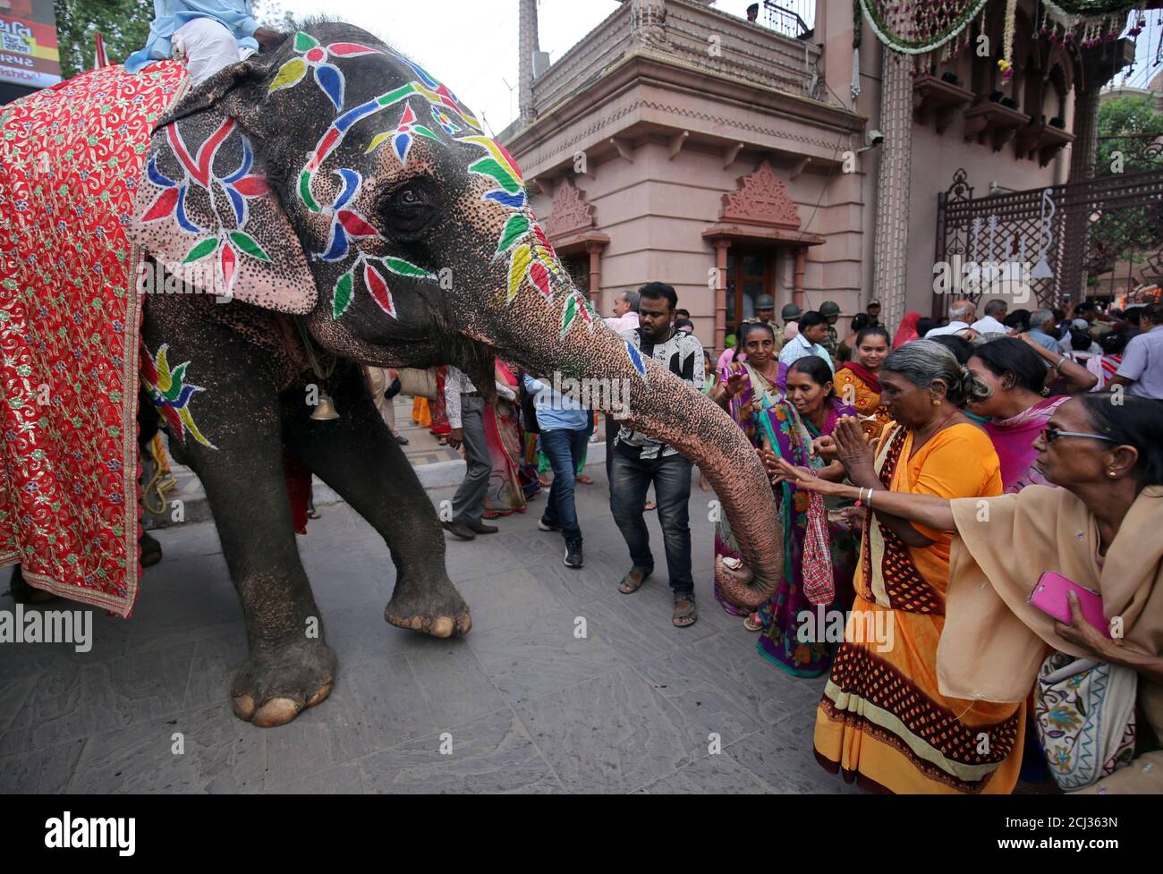 Elephant with a chariot hi-res stock photography and images - Alamy