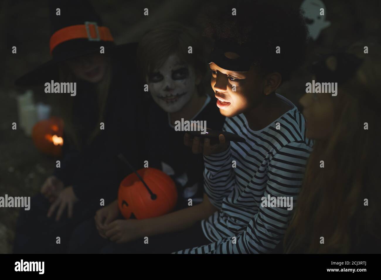 Friend telling story scary hi-res stock photography and images - Alamy