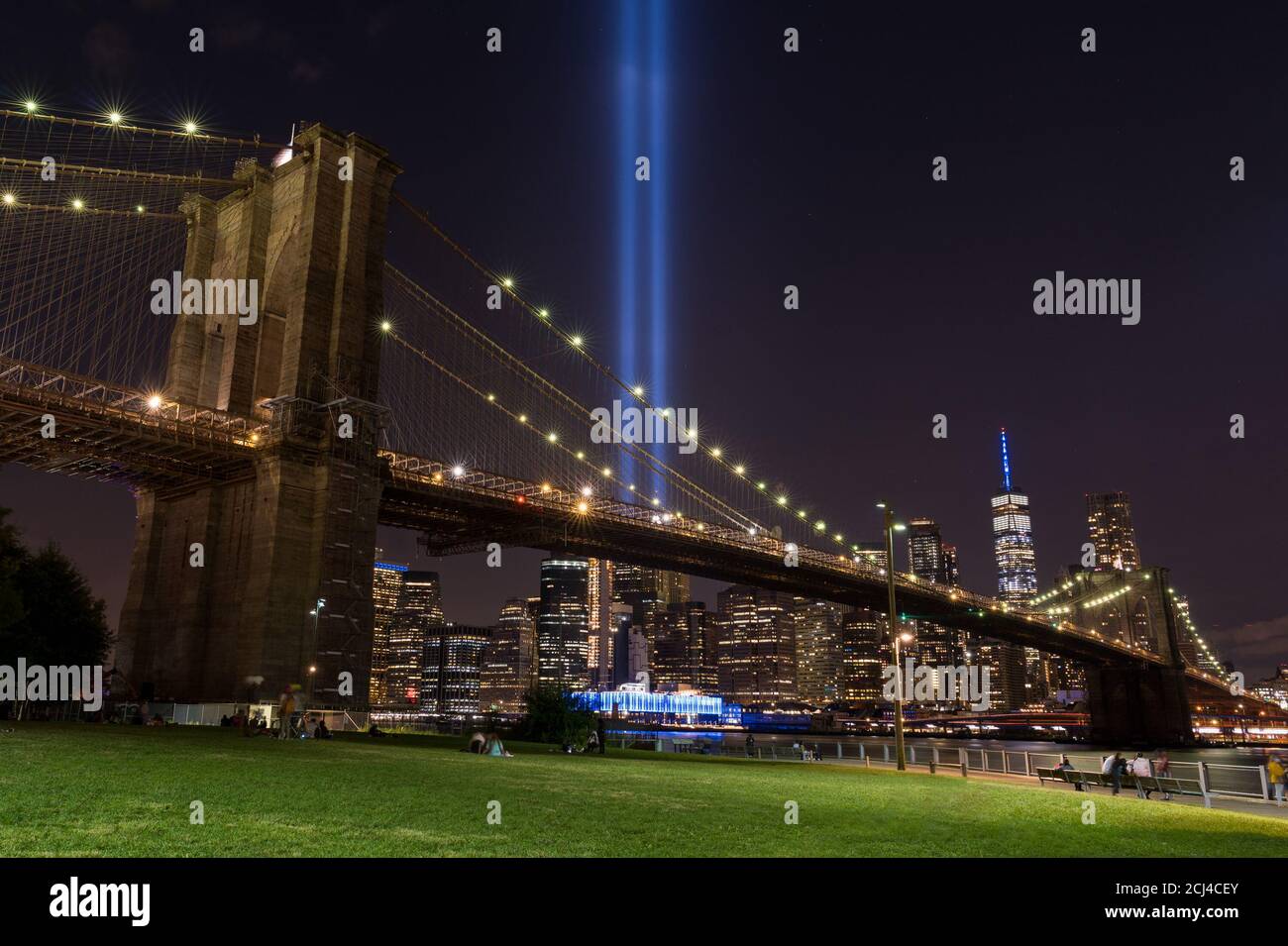 Brooklyn bridge 911 tribute hi-res stock photography and images - Alamy