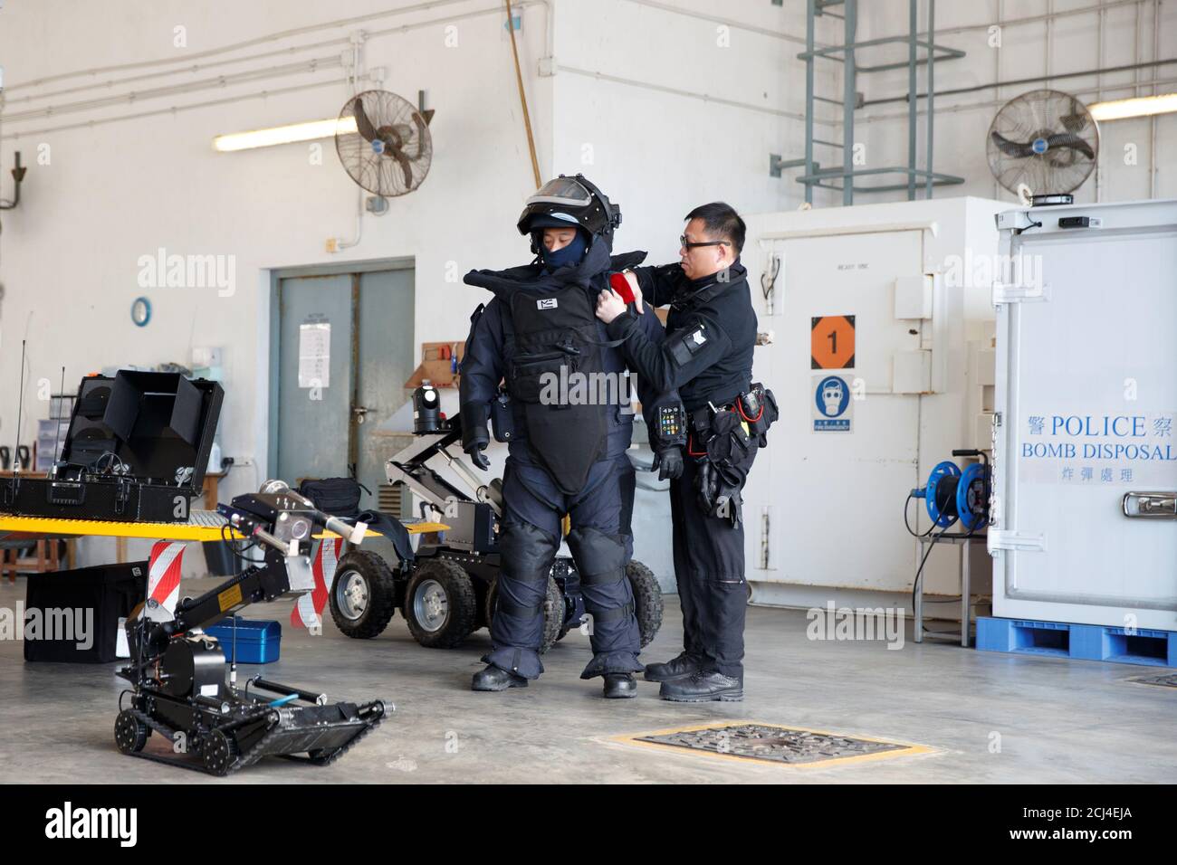 Explosive ordnance disposal eod suit hi-res stock photography and ...