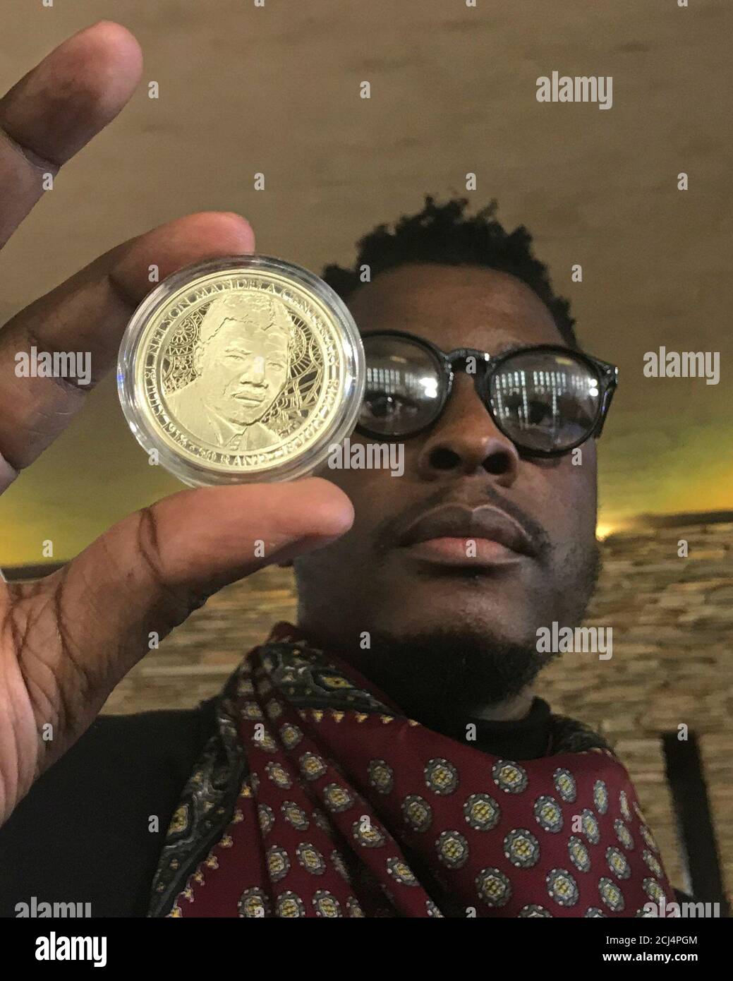 Nelson mandela 5 rand coin hi-res stock photography and images - Alamy