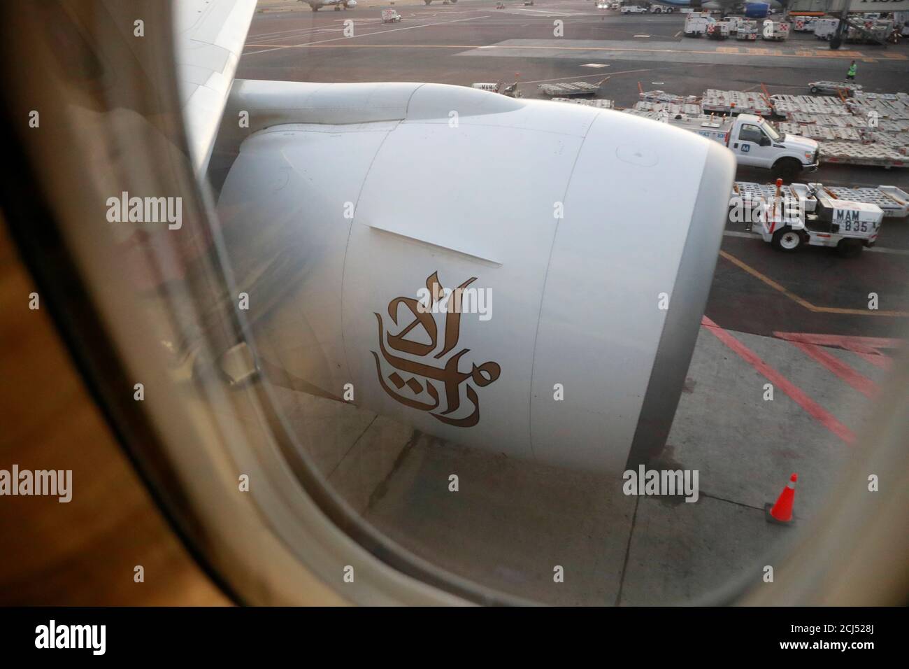 Emirates logo on plane hi-res stock photography and images - Alamy
