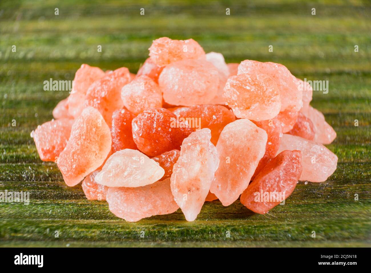Pile of pink Himalayan salt on the table Stock Photo - Alamy