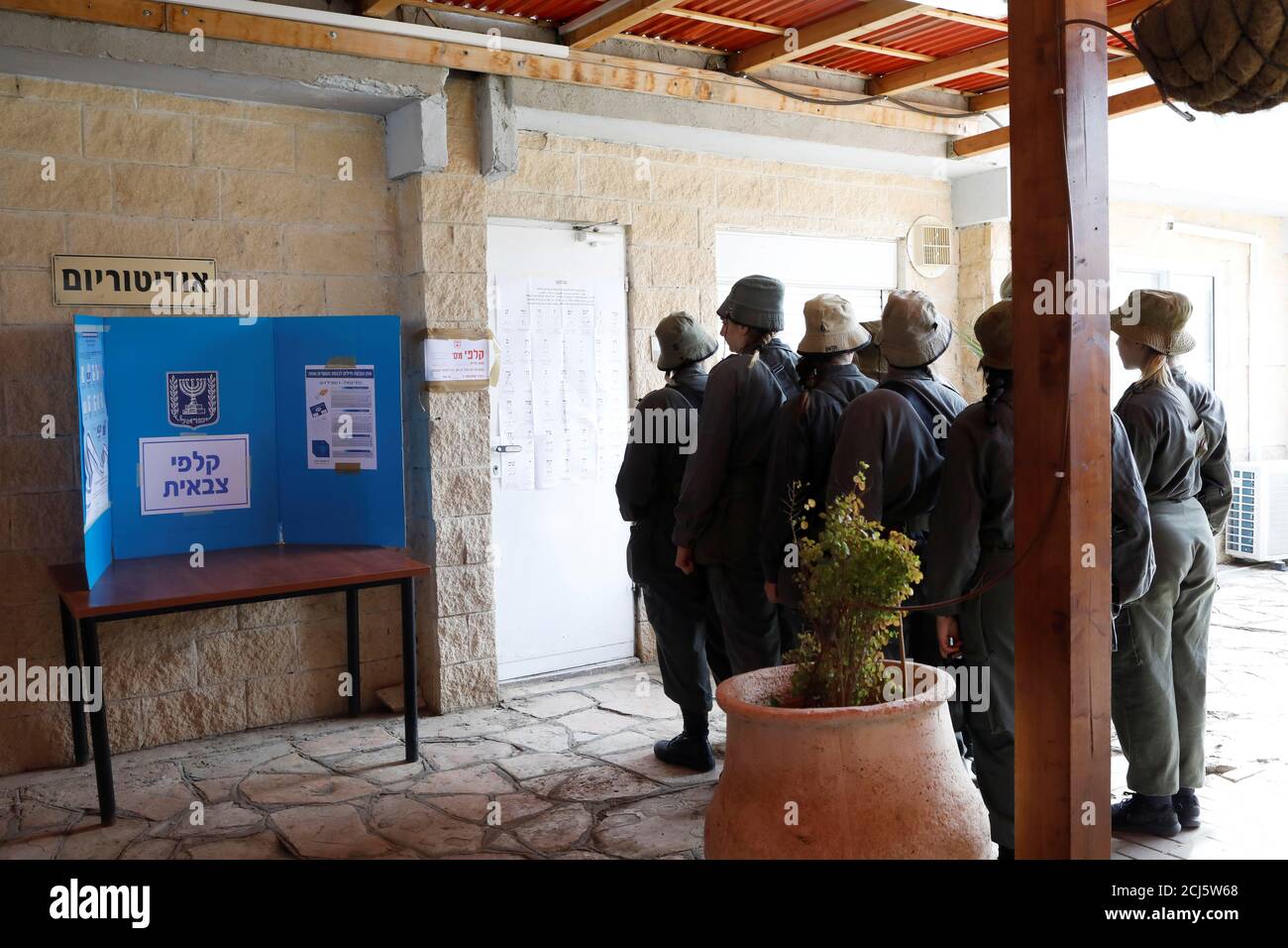 Israeli policewomen hi-res stock photography and images - Alamy