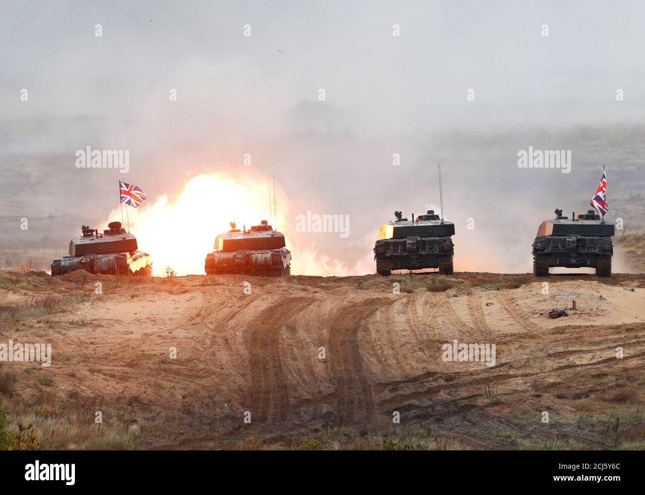 British army challenger 2 battle tank hi-res stock photography and ...