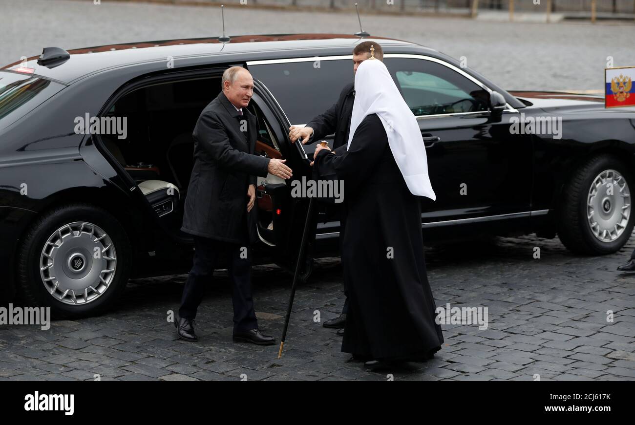 President vladimir putin laying flowers hi-res stock photography and ...