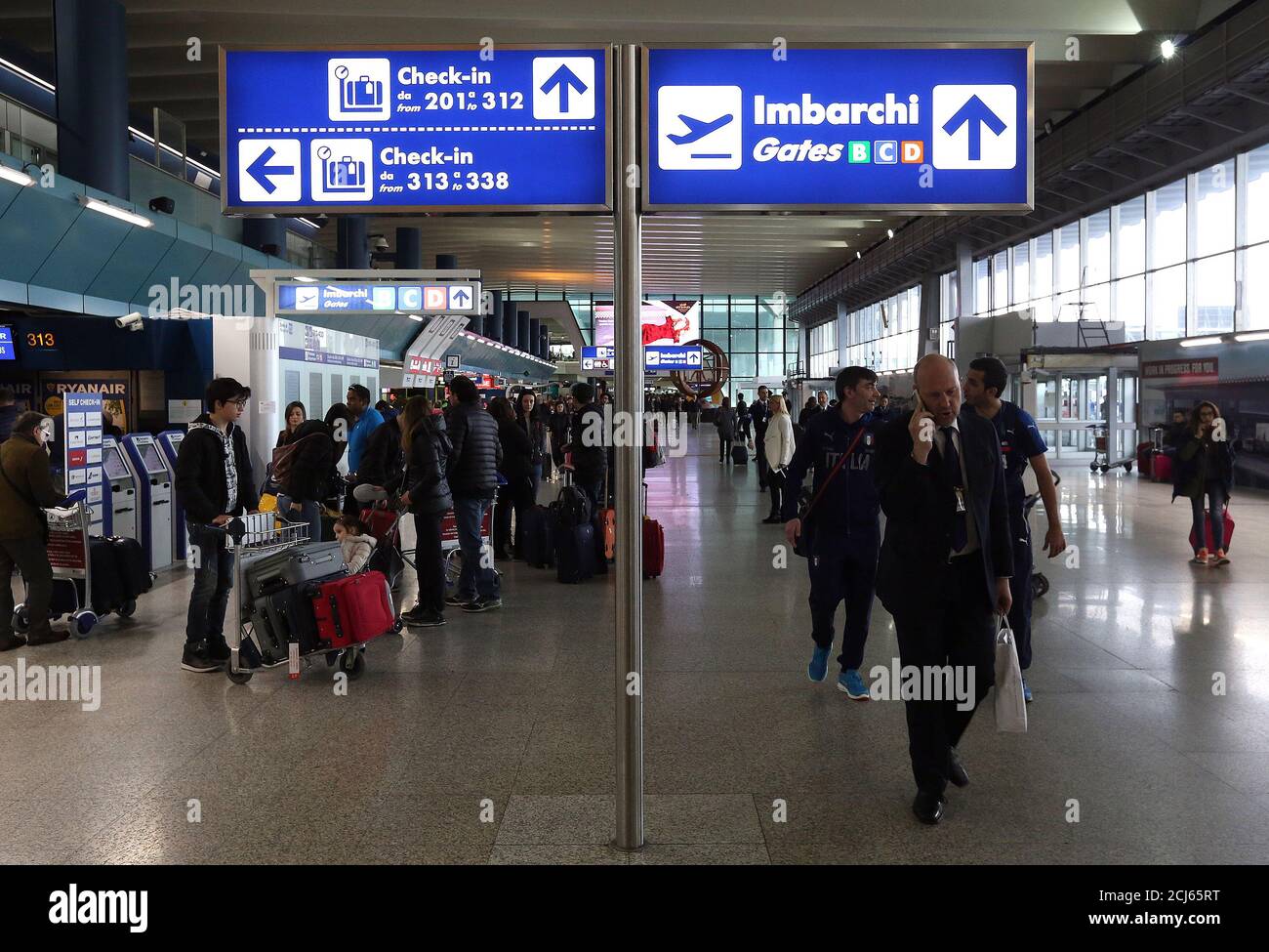 Signs departure gates in departure hi-res stock photography and images ...