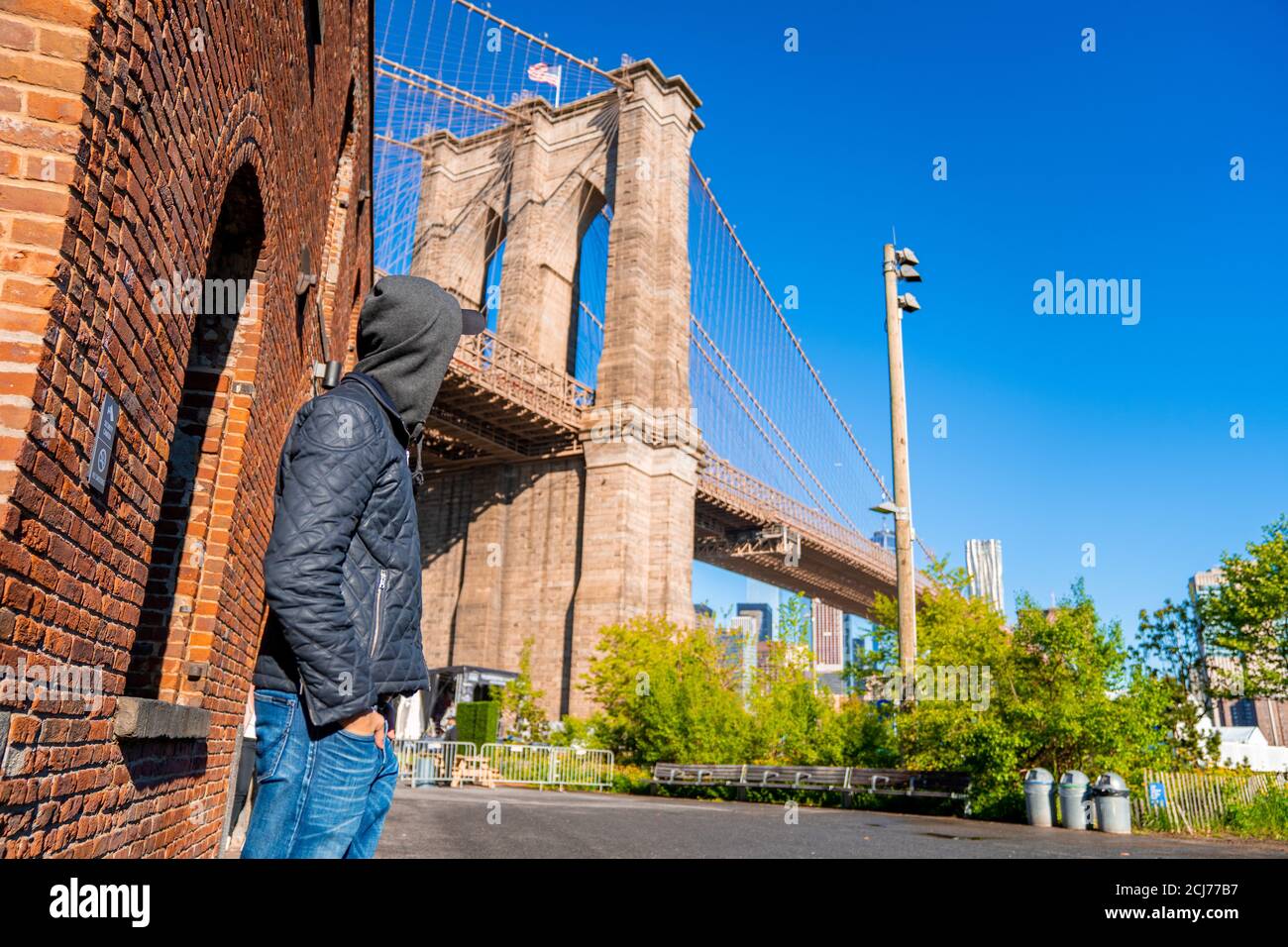 Boy looking tower bridge hi-res stock photography and images - Alamy
