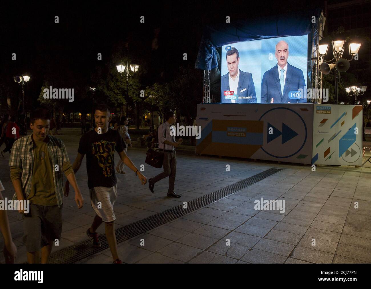 Television screens on street hi-res stock photography and images - Alamy