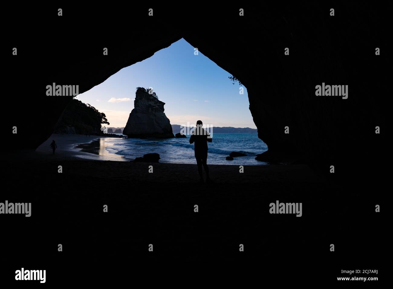 Scenic view through natural arch of Cathedral Cove on Coromandel ...