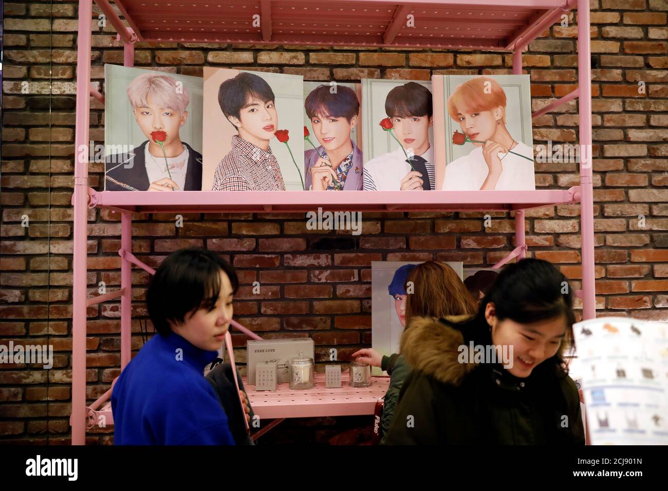 K pop fans asia hi-res stock photography and images - Alamy