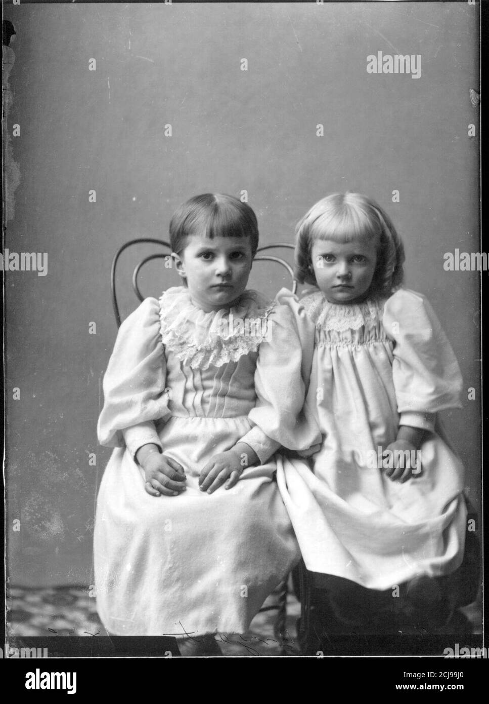 Children seated hi-res stock photography and images - Alamy