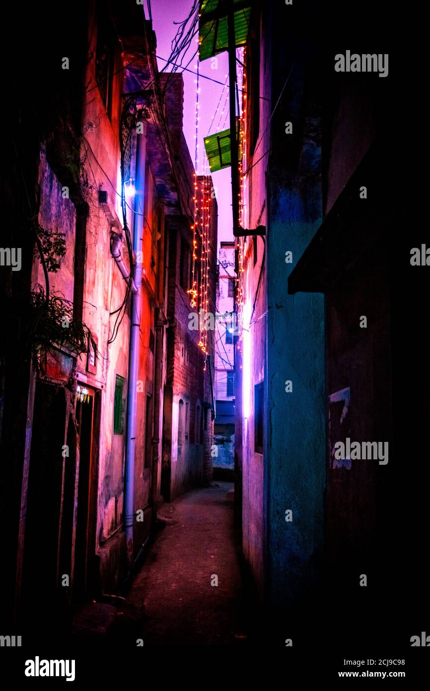 Trash in alley hi-res stock photography and images - Alamy