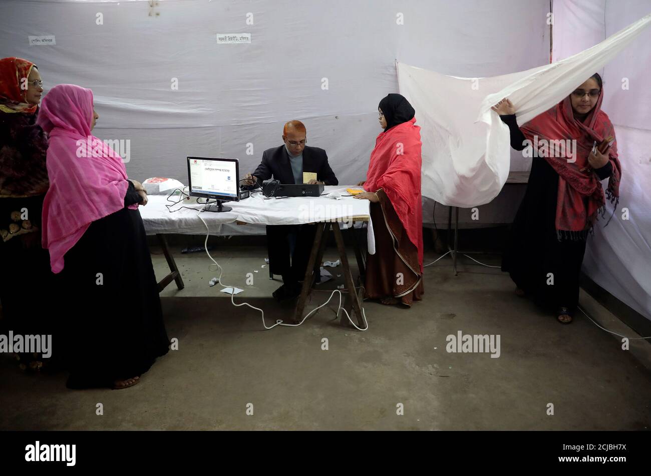 Bangladesh elections people voting hi-res stock photography and images ...
