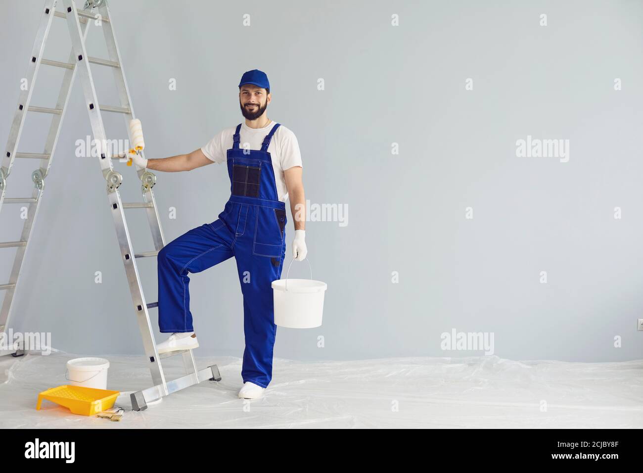 Grey paint bucket hi-res stock photography and images - Alamy