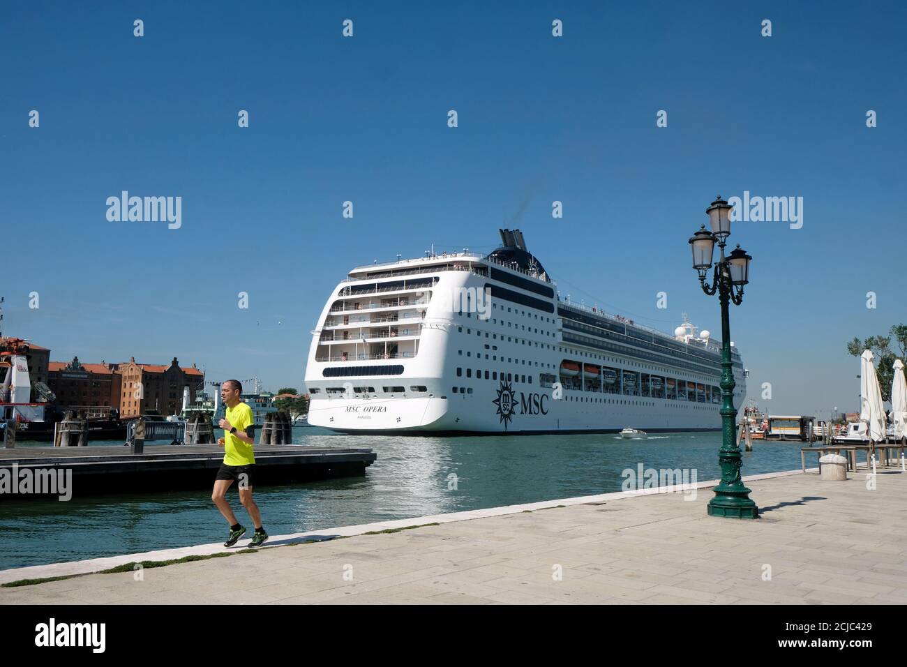 Venice cruise ship msc opera High Resolution Stock Photography and ...