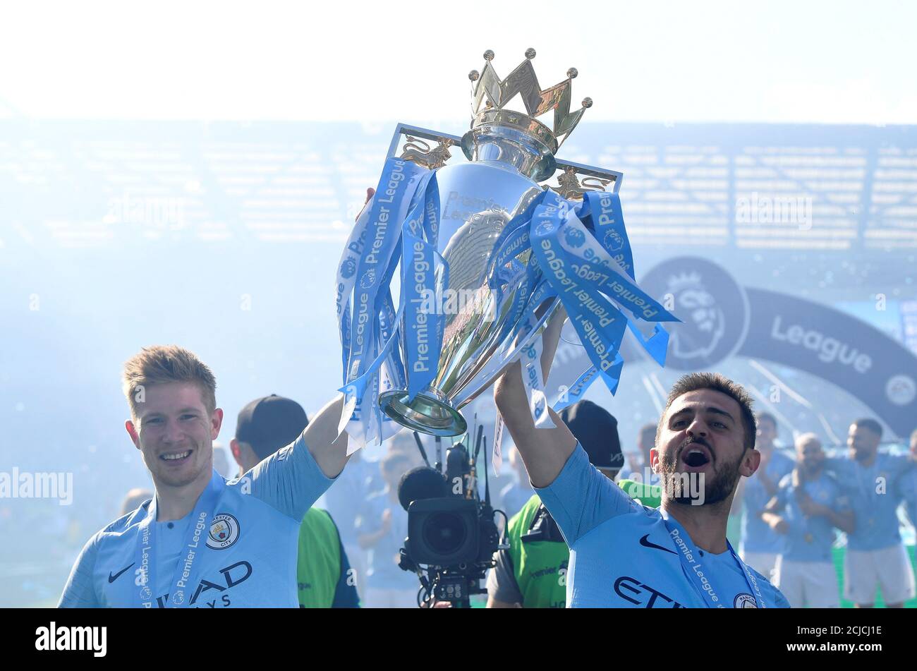 Kevin de bruyne premier league trophy hi-res stock photography and ...