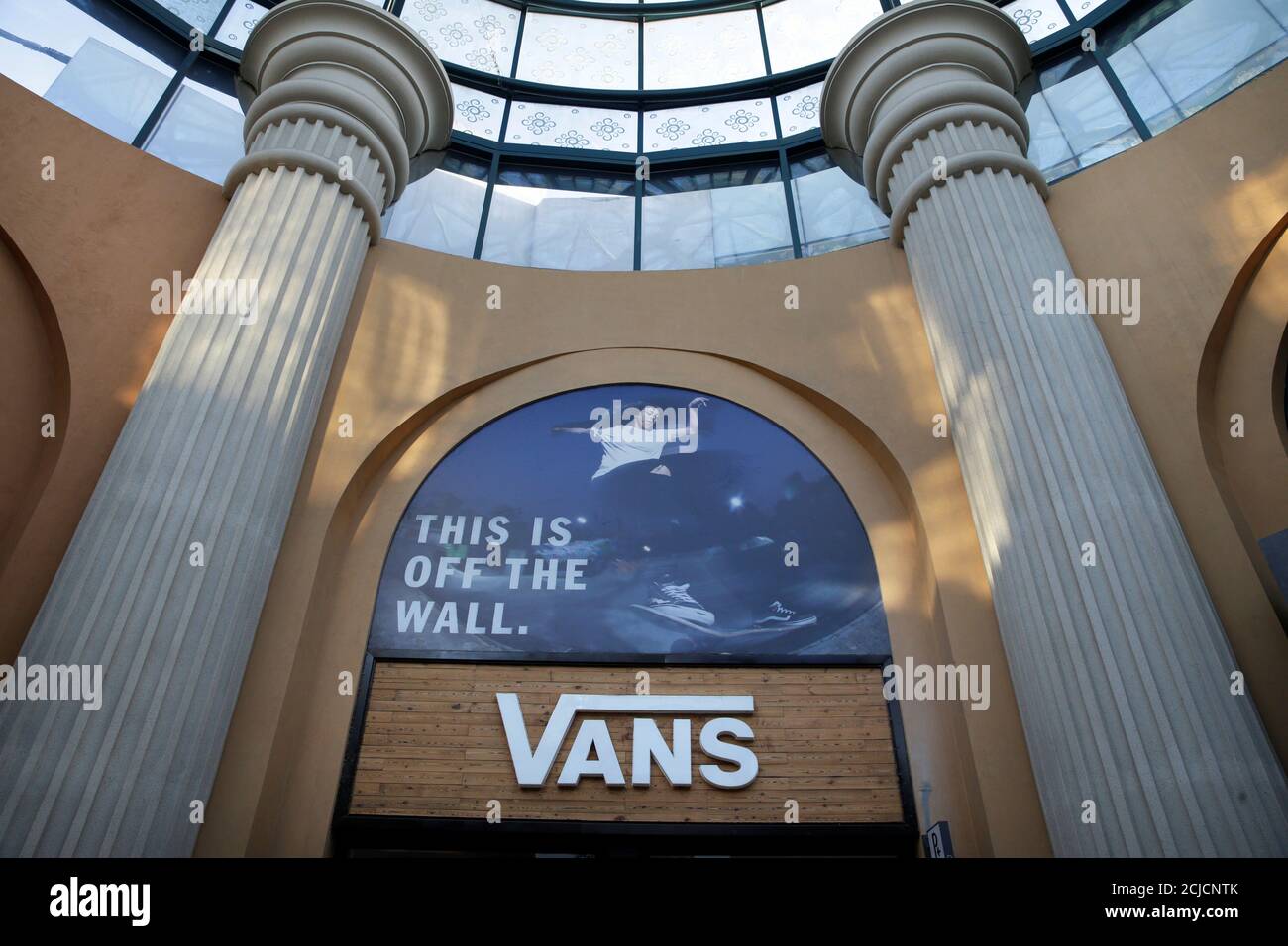 Vans store logo hi-res stock photography and images - Alamy