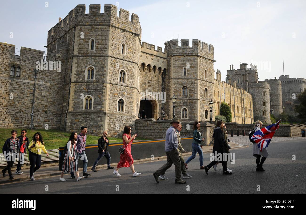Windsor castle tour guide hi-res stock photography and images - Alamy
