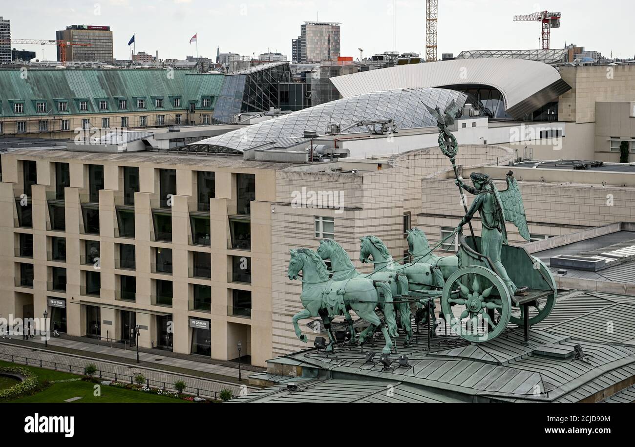 Birds eye view of brandenburg gate hi-res stock photography and images ...