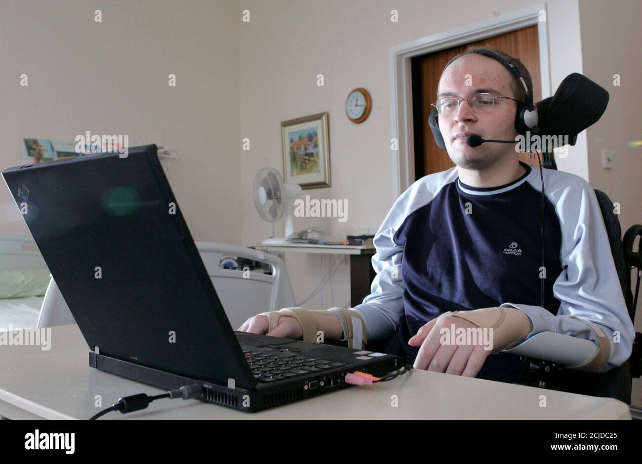 Journalist computer crash hi-res stock photography and images - Alamy