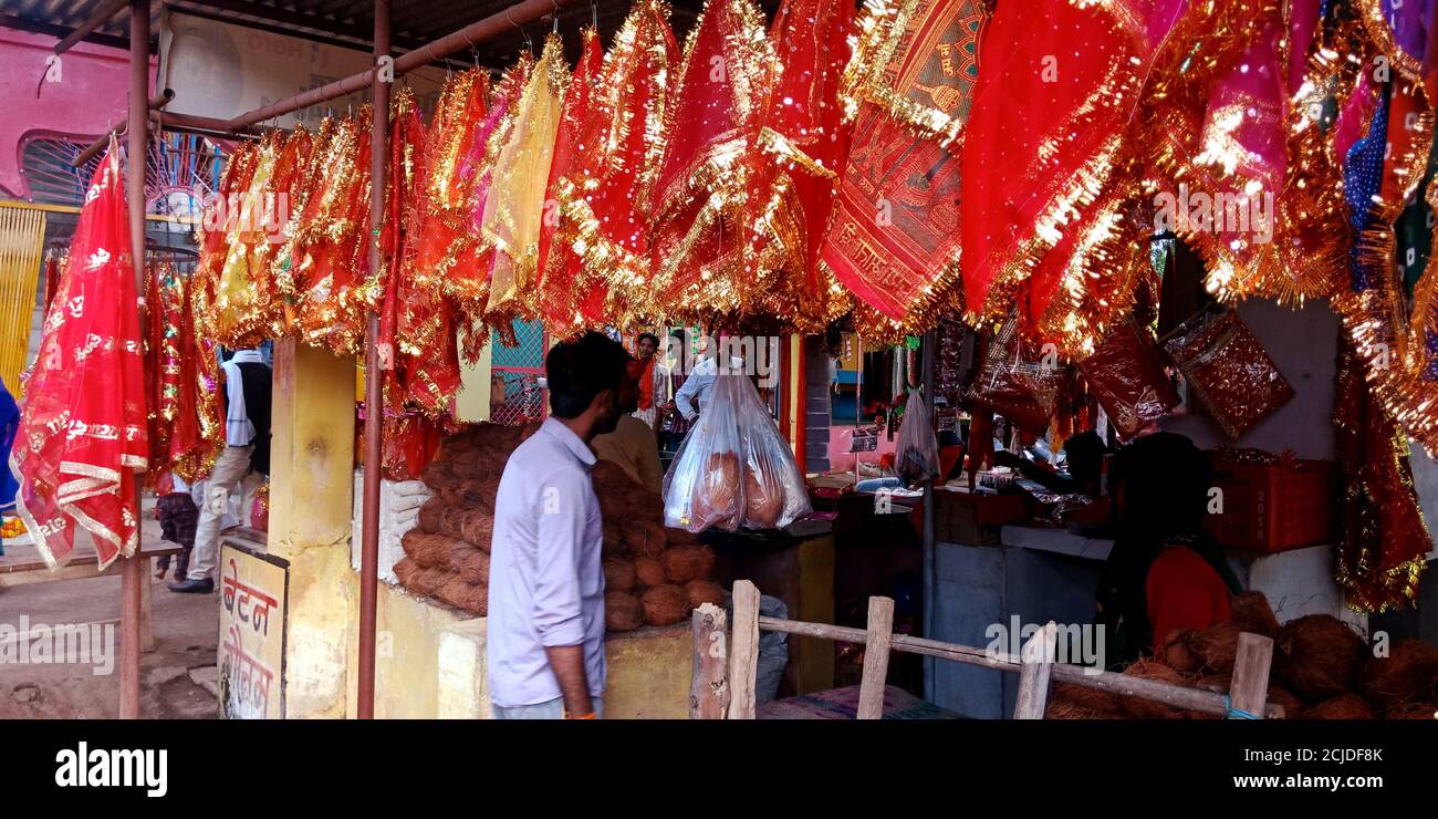 Hindu buying gold hi-res stock photography and images - Alamy