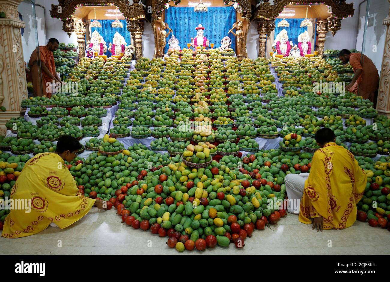 3 mangoes hi-res stock photography and images - Alamy