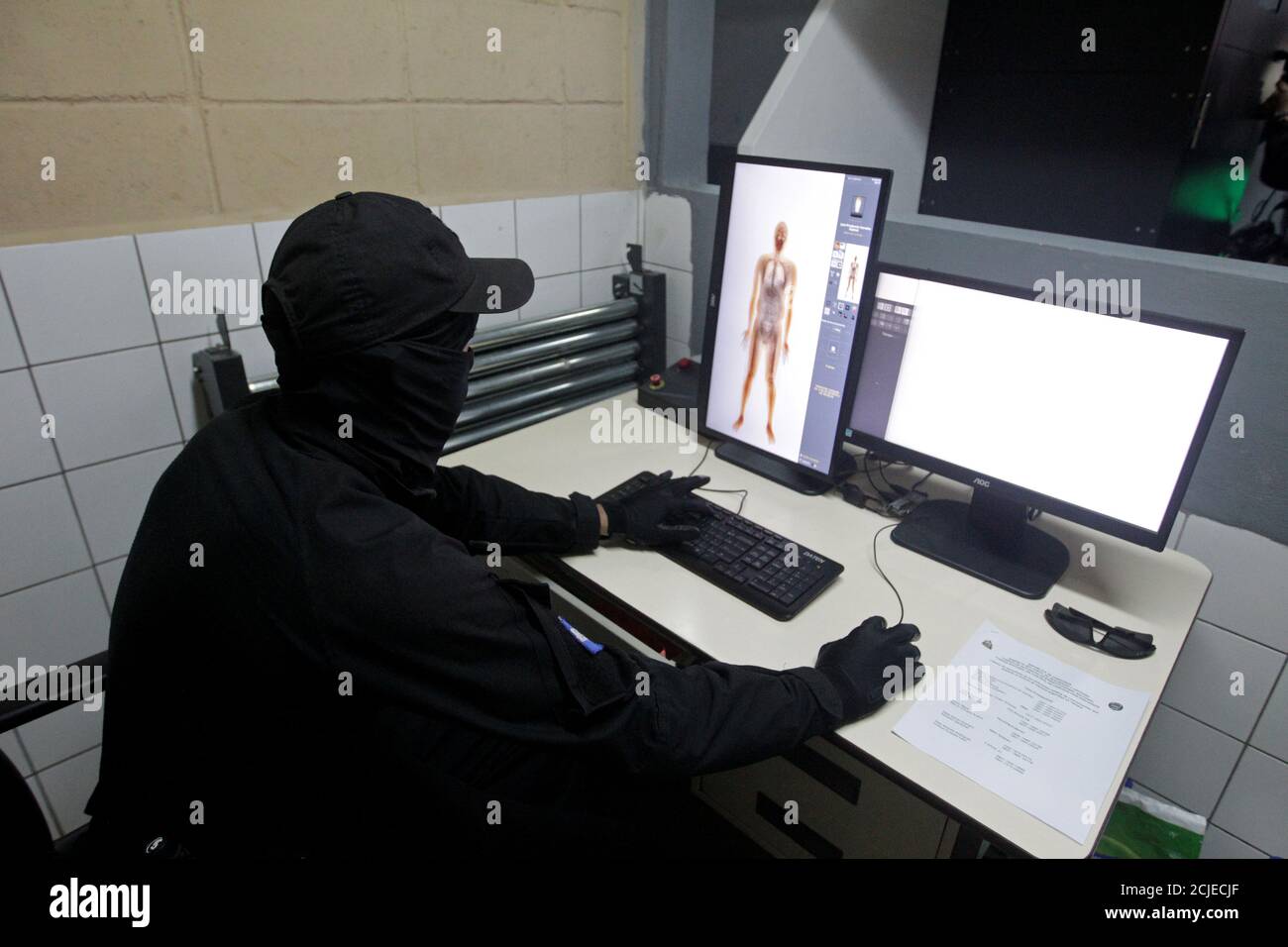 Security body scan hi-res stock photography and images - Alamy