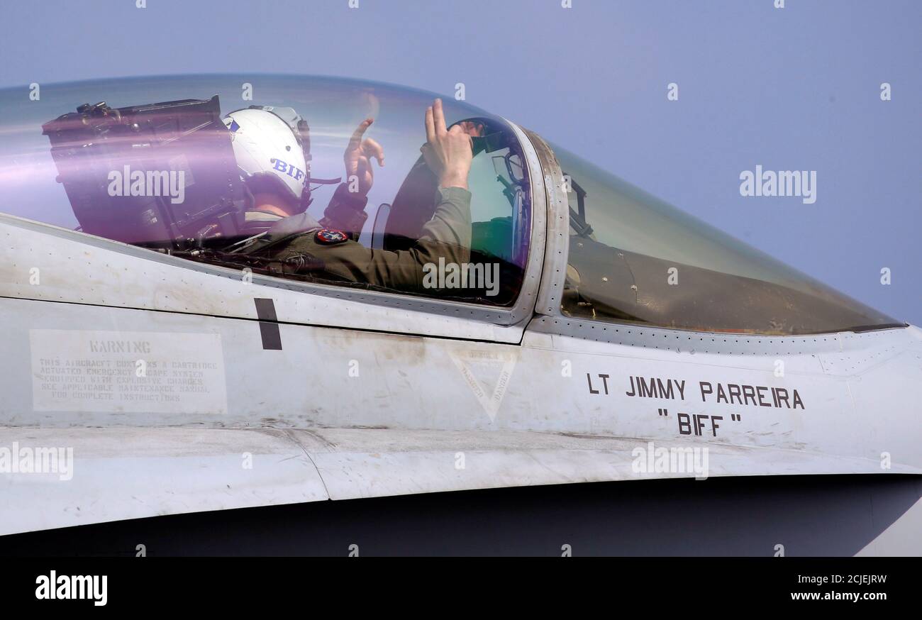 The ground crew gives the pilot hi-res stock photography and images - Alamy