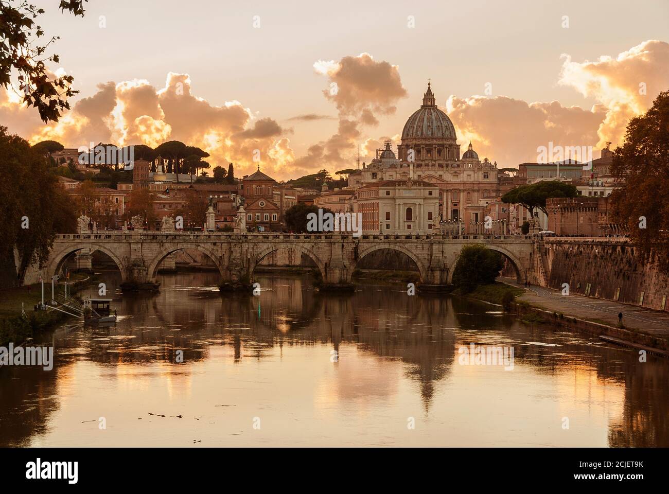 Beautiful sunset view of Rome along River Tiber with the iconic St ...