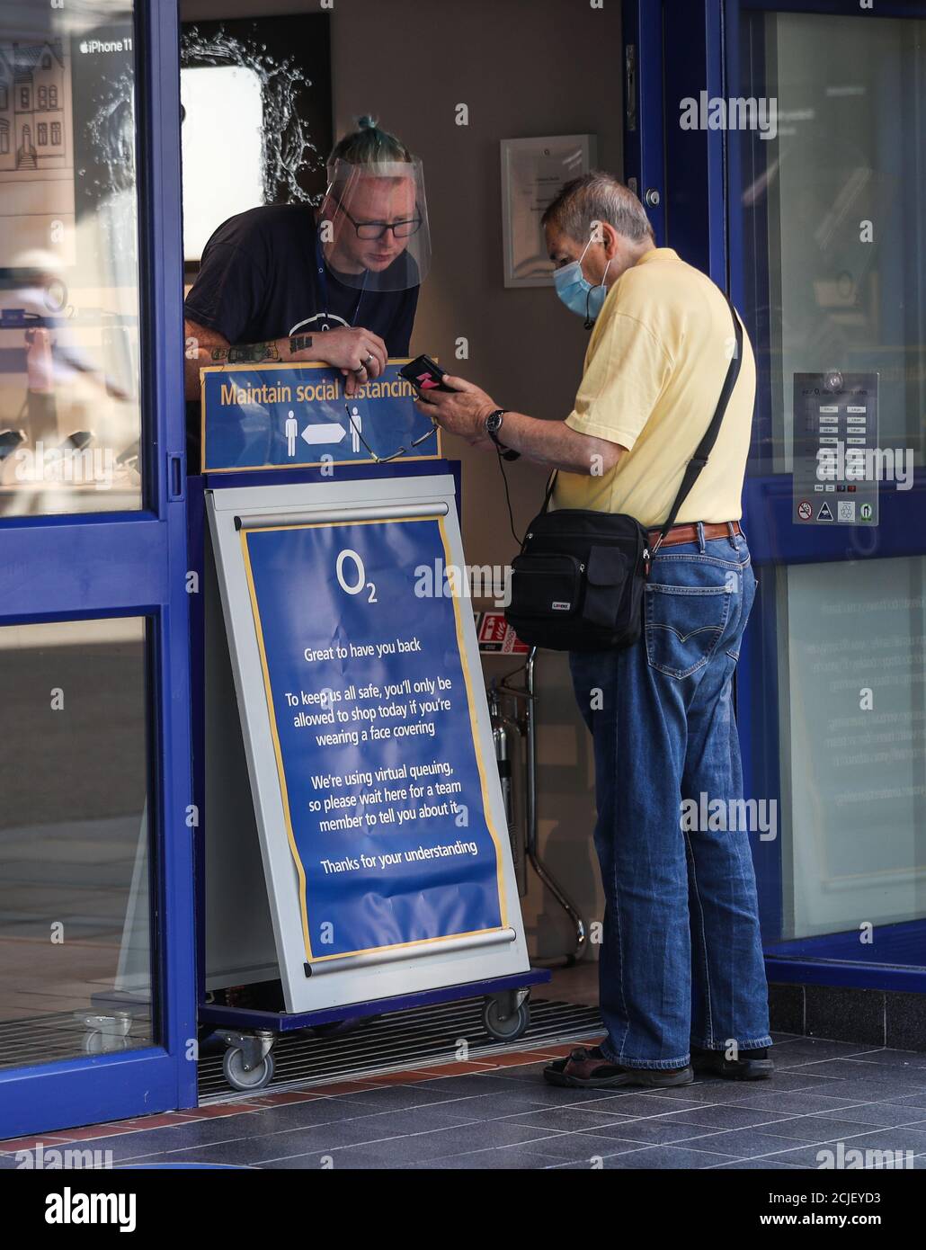 O2 customer hi-res stock photography and images - Alamy