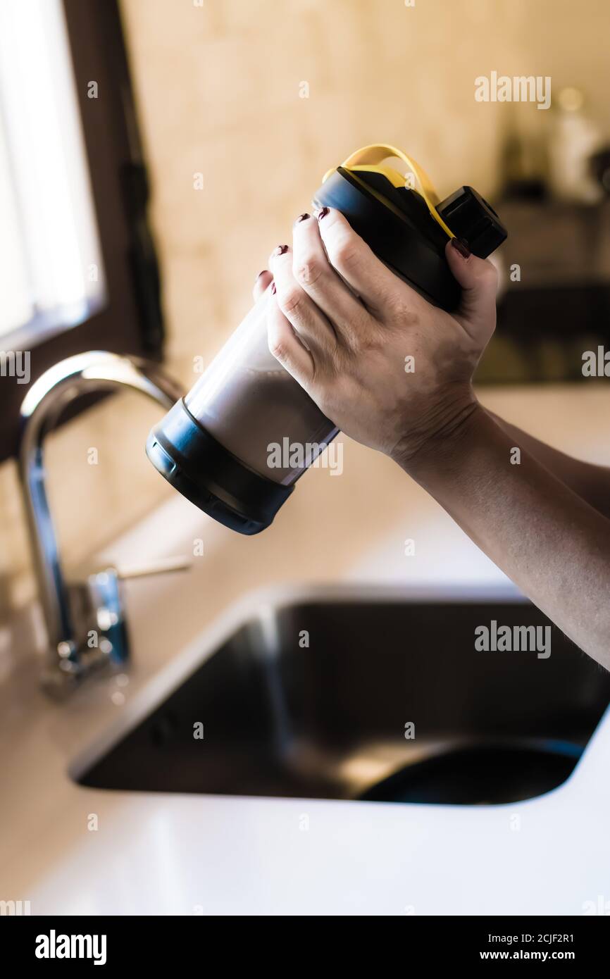 Girls shaking hands hi-res stock photography and images - Alamy