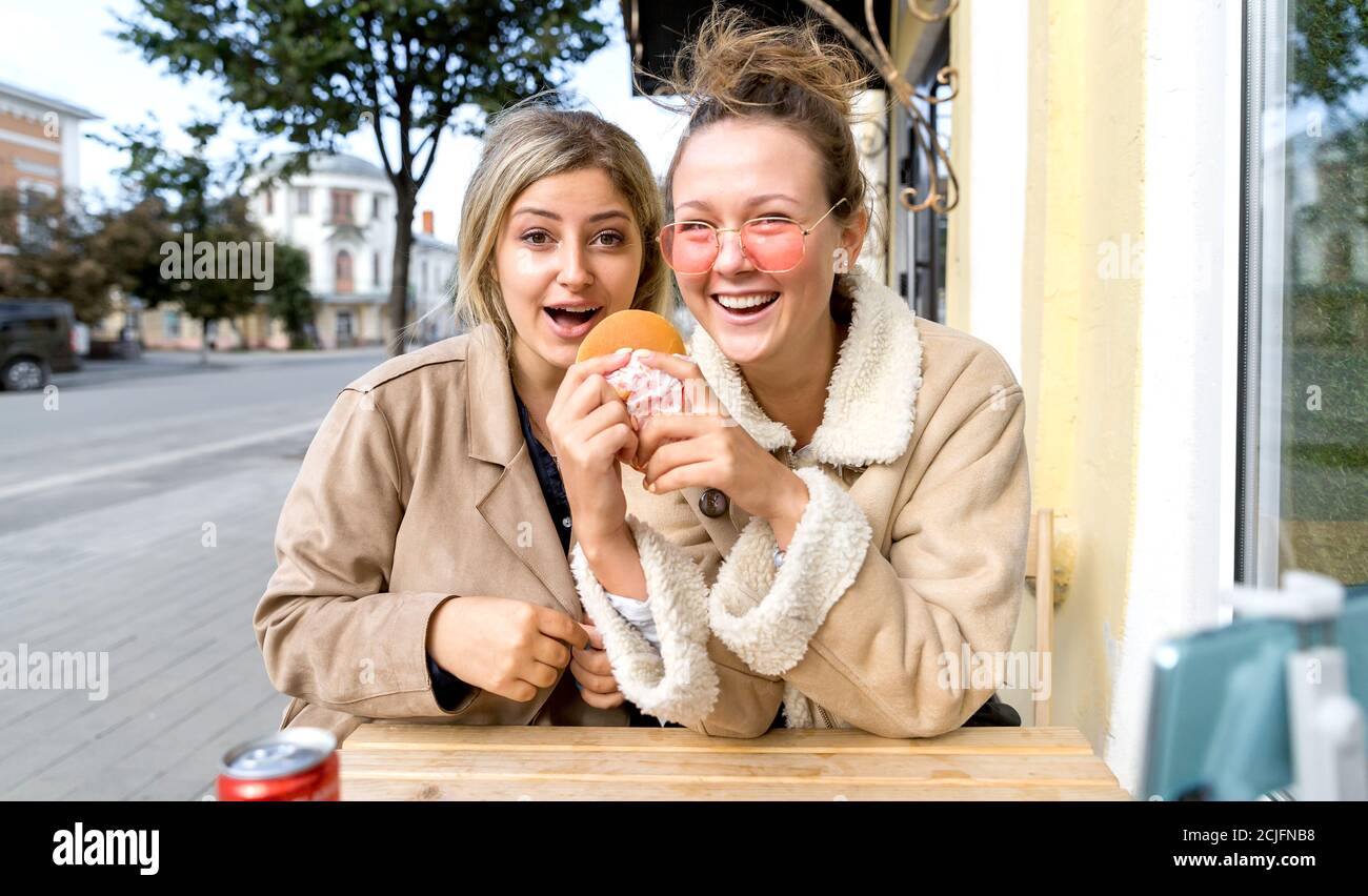 Student eating burger hi-res stock photography and images - Alamy