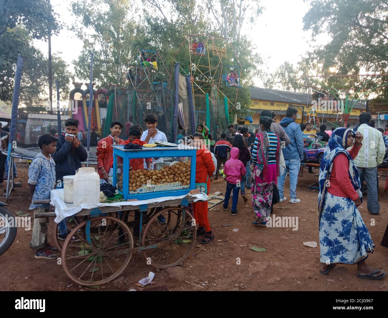 DISTRICT KATNI, INDIA - FEBRUARY 02, 2020: Poor peoples walking at ...