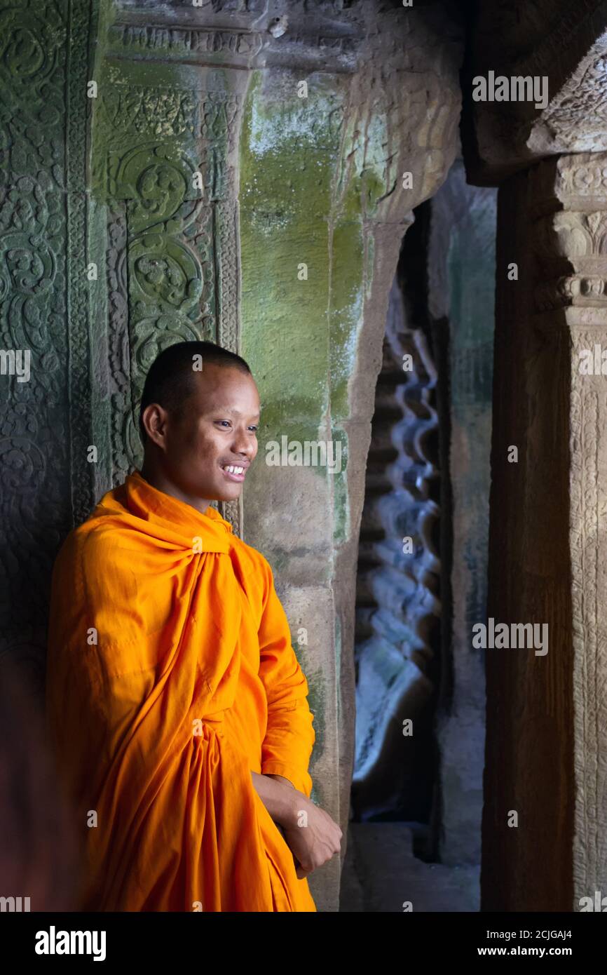 Bald buddhist monk priest hi-res stock photography and images - Alamy