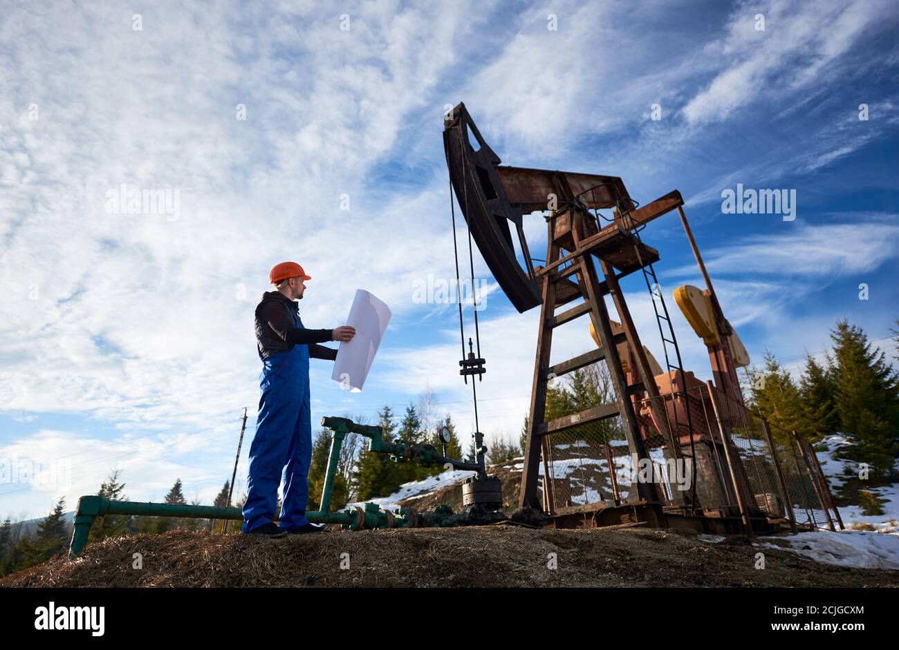 Engineer working on oil rig hi-res stock photography and images - Alamy
