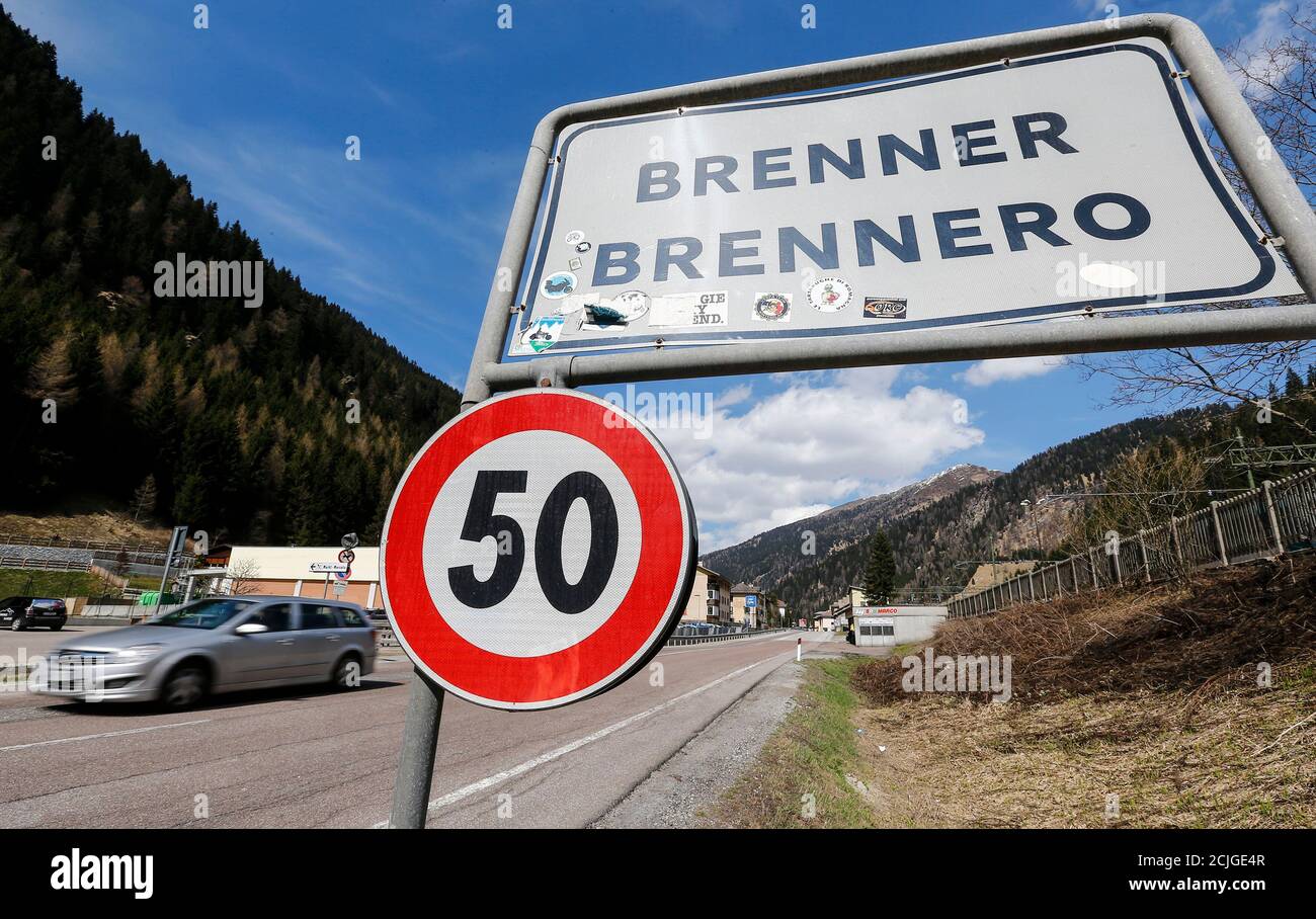 Italy border sign road hi-res stock photography and images - Alamy