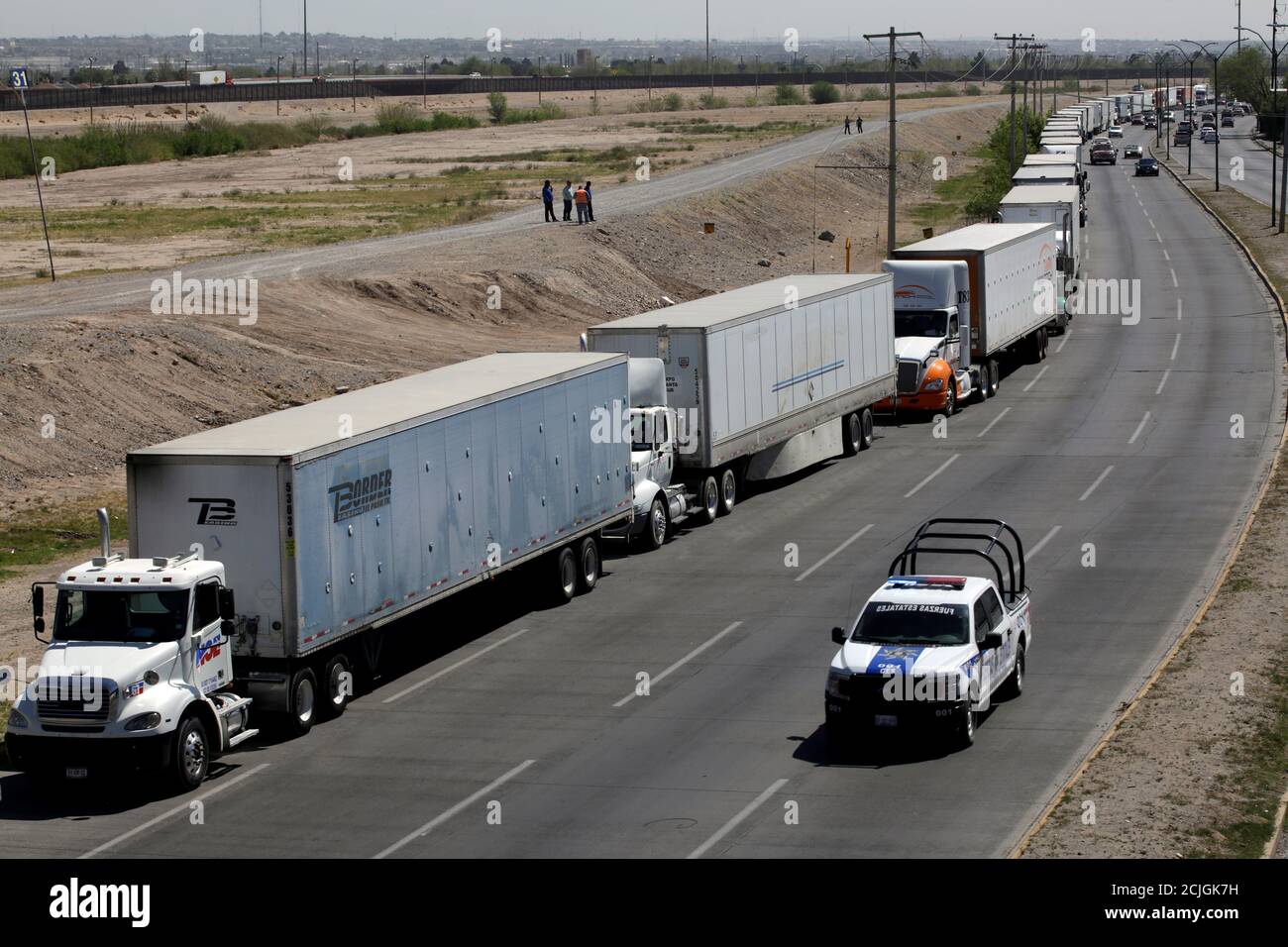 Mexico border crossing trucks hi-res stock photography and images - Alamy