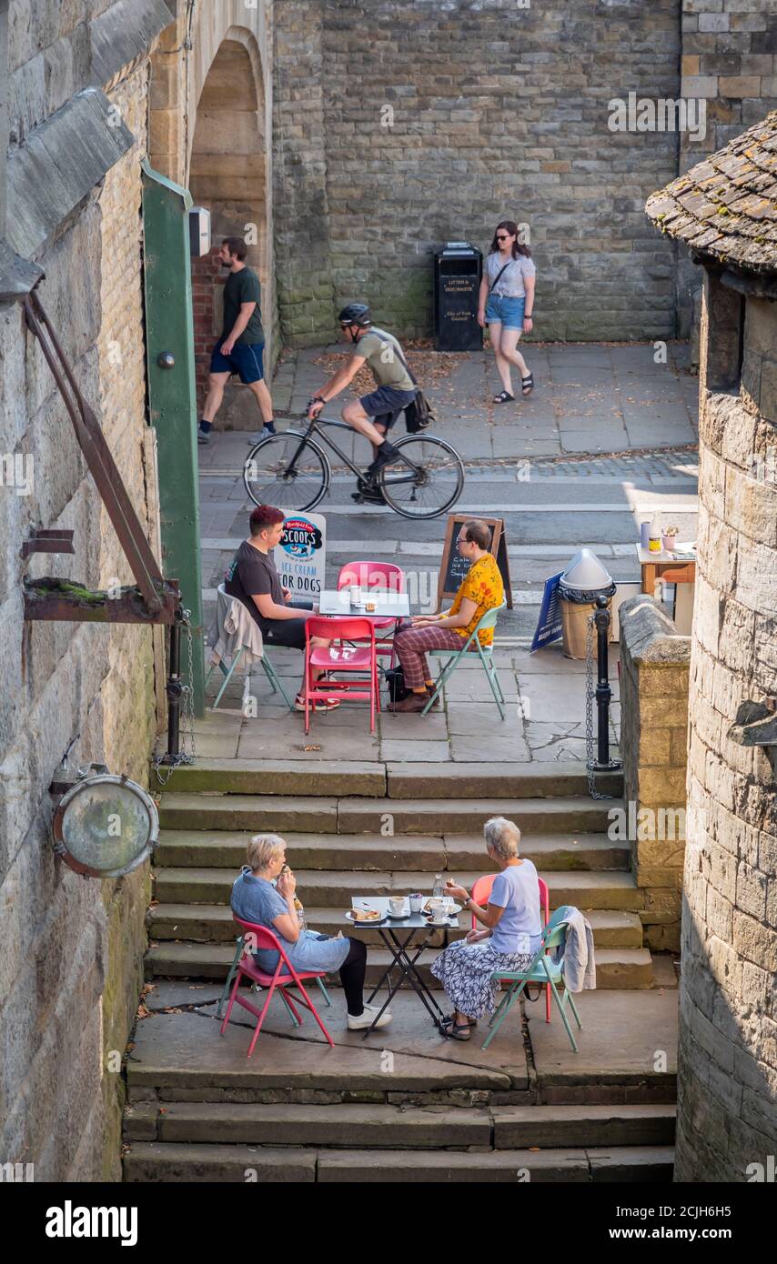 Cafe customer seating hi-res stock photography and images - Alamy