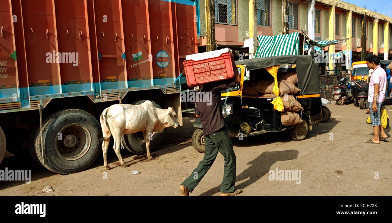 Load carried on head hi-res stock photography and images - Alamy