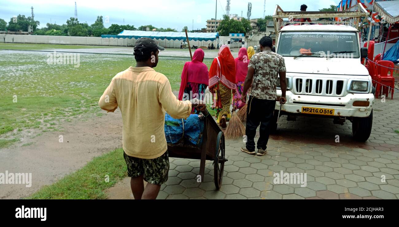 Street sweepers of india hi-res stock photography and images - Alamy