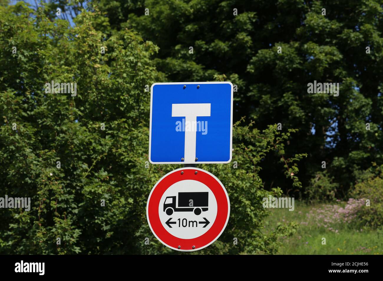 Sign indicating road with a dead-end Stock Photo - Alamy