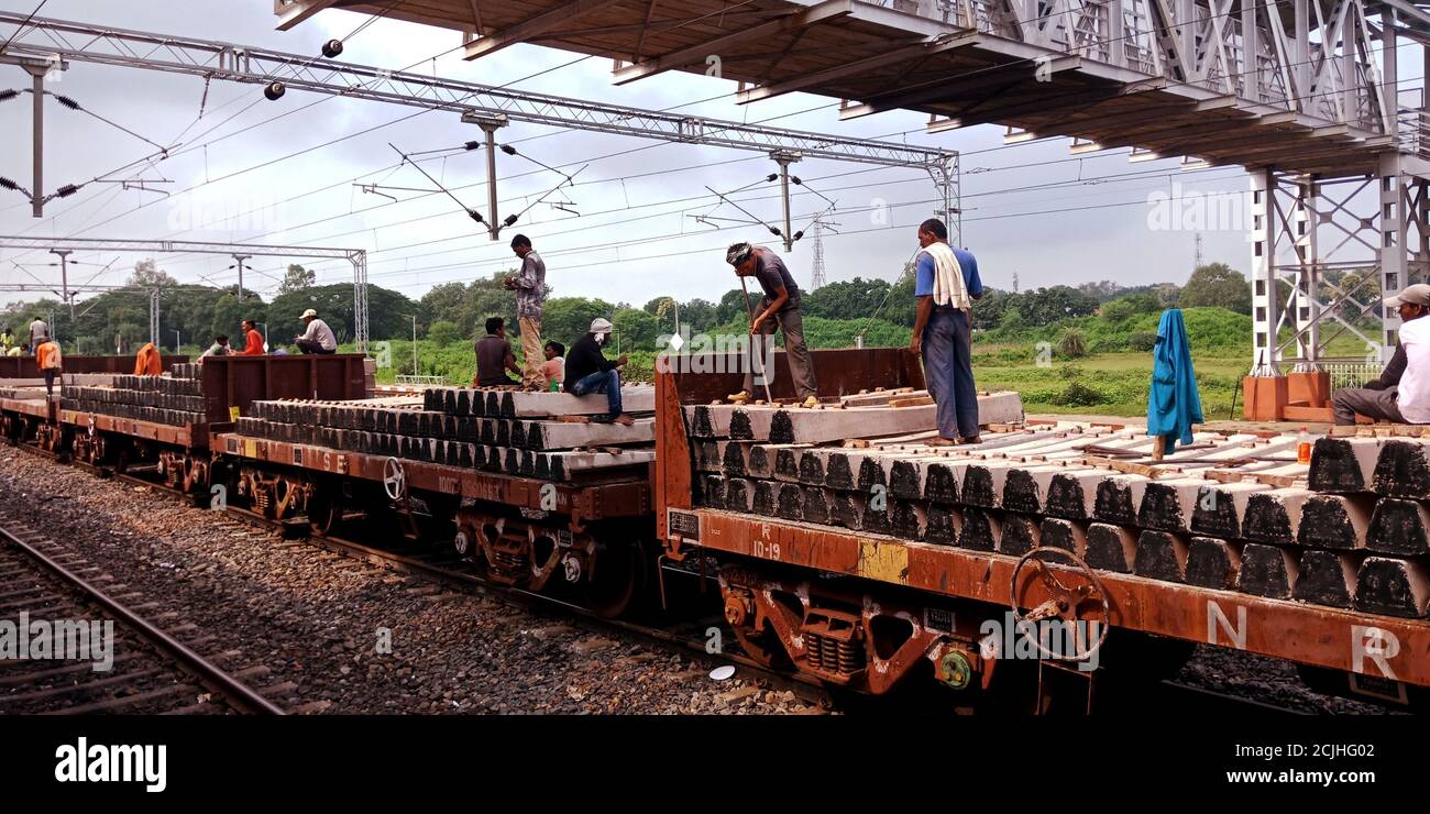 DISTRICT KATNI, INDIA - SEPTEMBER 05, 2019: Indian railway poor labors ...