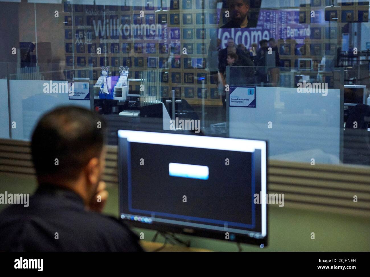 Uk border force officers work hi-res stock photography and images - Alamy