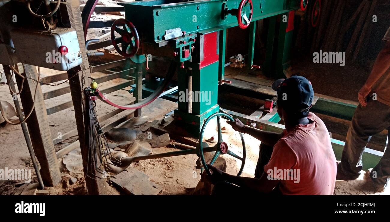 Operating chainsaw High Resolution Stock Photography and Images - Alamy